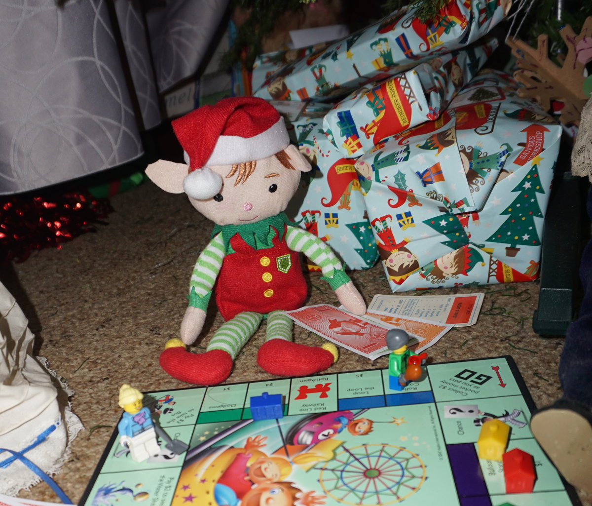 Tinkles playing Monopoly! | Love Santa
